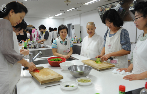 Buddhist nun teaches how to live better on temple food - The Korea Herald