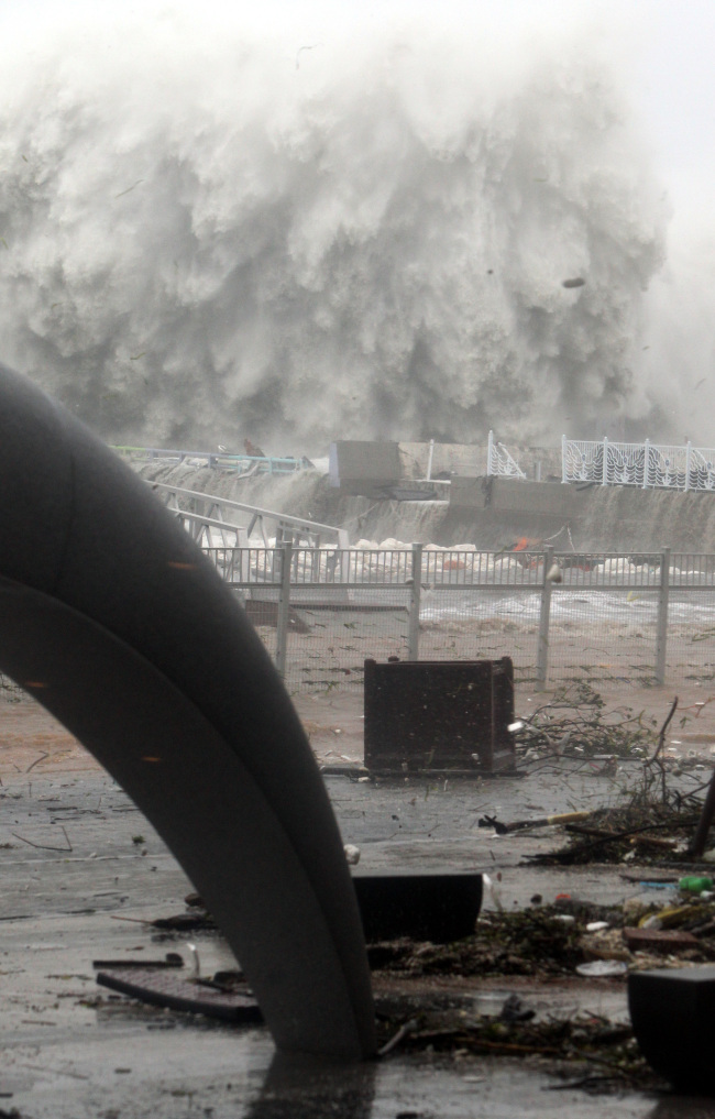 Typhoon Sanba pounds southern regions - The Korea Herald