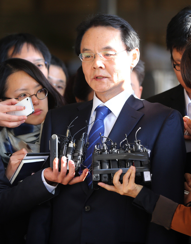 Aide to Park confesses to receiving kickbacks - The Korea Herald