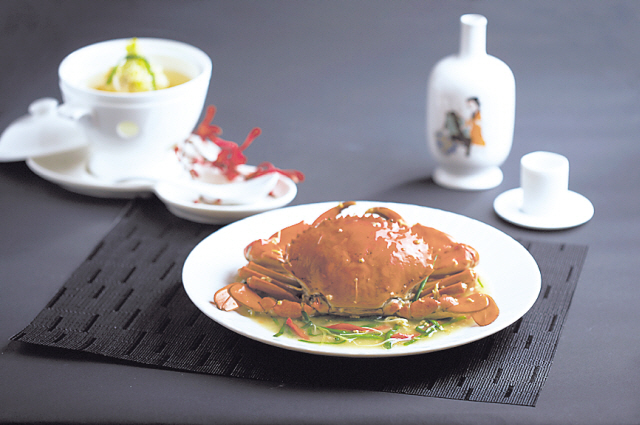 Green mud crab delicacy at The Plaza - The Korea Herald