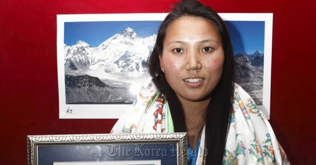 2 Everest climbs put Nepalese woman in record book - The Korea Herald
