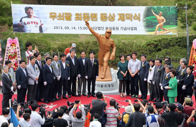 Busan unveils Choi Dong-won statue - The Korea Herald