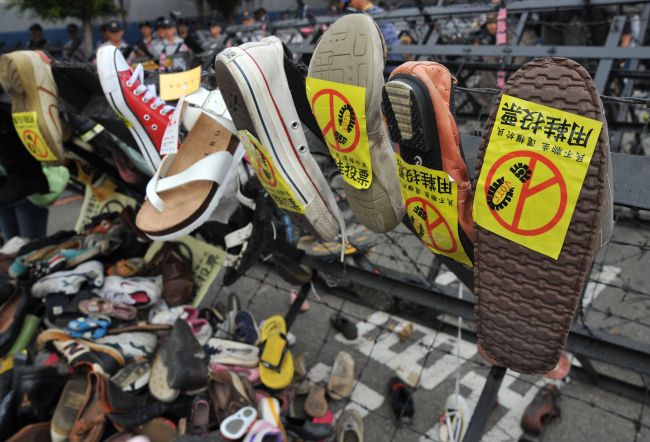 Protesters hurl shoes as Taiwan's ruling party meets - The Korea Herald