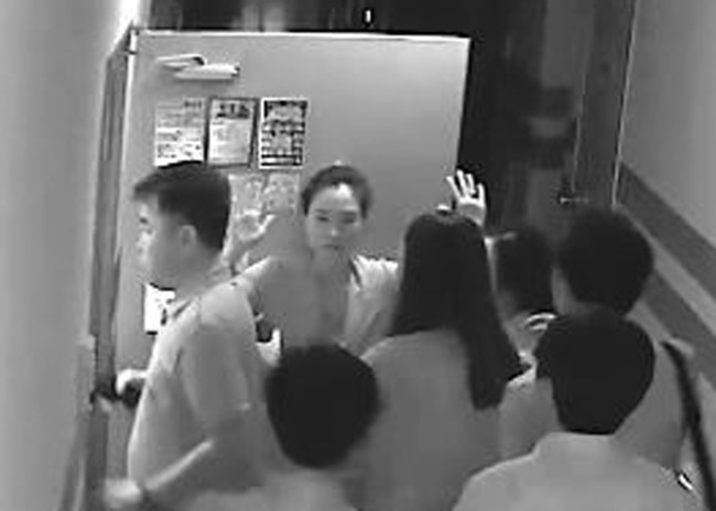 유대균 검거순간 영상공개…박수경 두손들고 '투항' - The Korea Herald