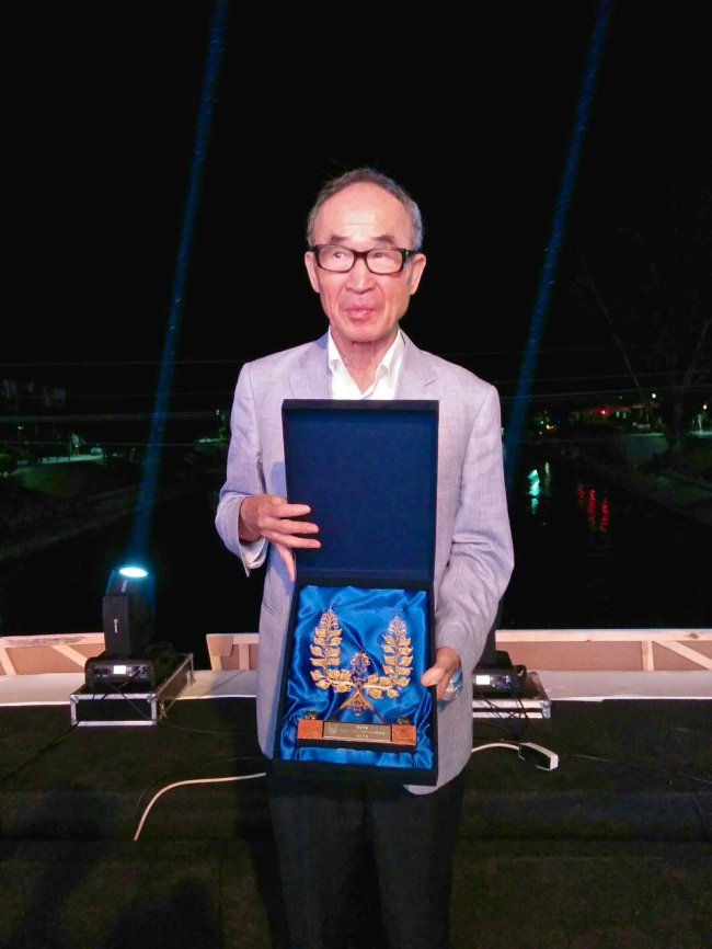Poet Ko Un receives Golden Wreath Award - The Korea Herald