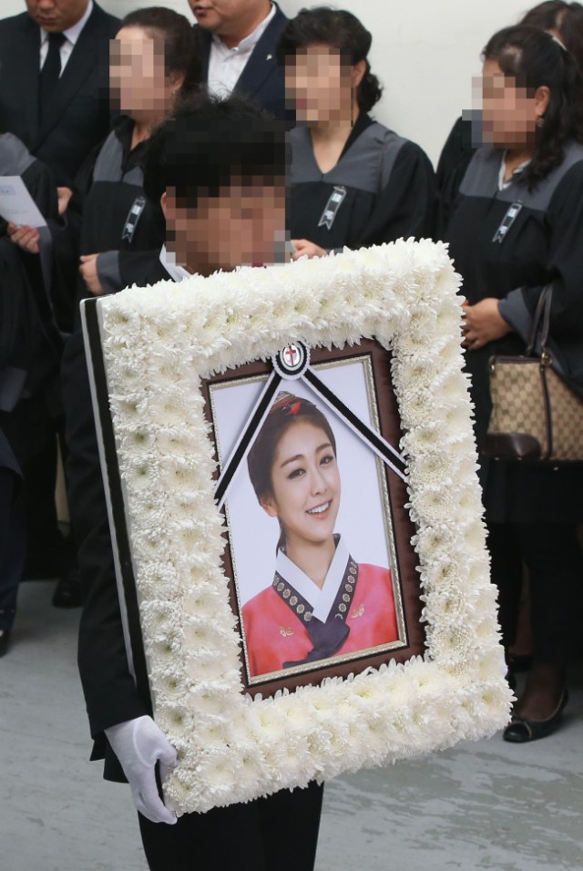 rise ladies code grave