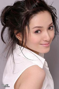 Chinese army singer resurfaces married to president’s brother - The ...