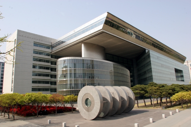 KDB to offer full-fledged support to smaller firms - The Korea Herald