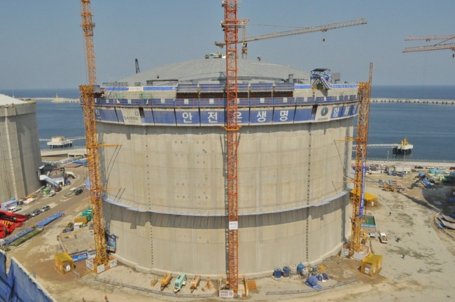 KOGAS successfully raises roof of LNG storage tank - The Korea Herald