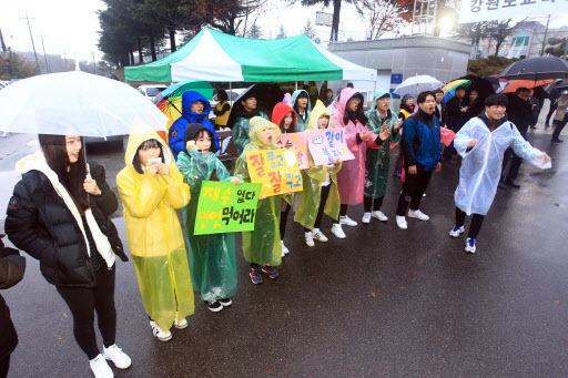 Superstitions and cheering squads on ‘Suneung’ day - The Korea Herald