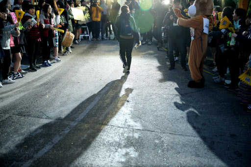 Superstitions and cheering squads on ‘Suneung’ day - The Korea Herald