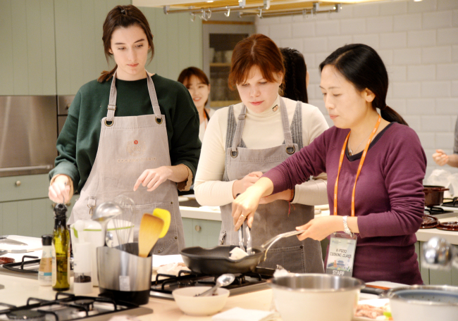 Korean cooking classes rise as immersive travel activities - The Korea ...