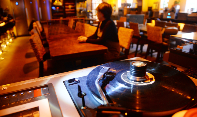 [Eye Plus] ‘LP bars’ shine in tech-saturated Korea - The Korea Herald