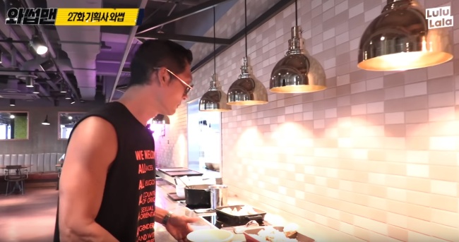 Wassup Man offers rare glimpse of JYP, S.M. headquarters - The Korea Herald