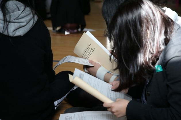 Internet erupts over difficult Suneung English questions - The Korea Herald