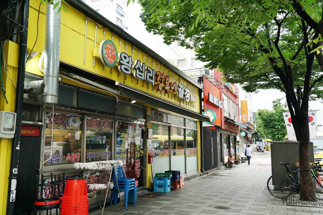 [Seoul Food Alley] Wangsimni Gopchang Street lures intestine lovers ...