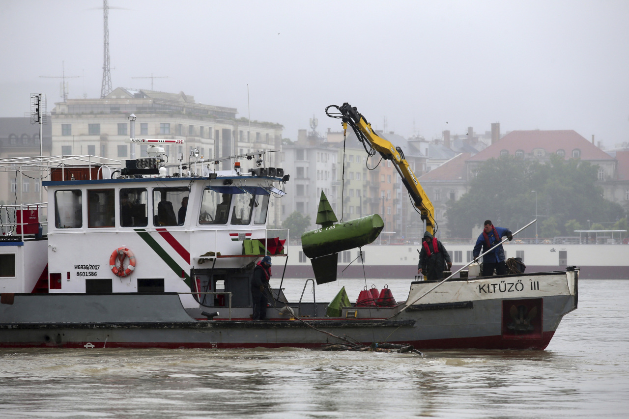 Korean deep-sea divers to take part in rescue operation in Hungary ...