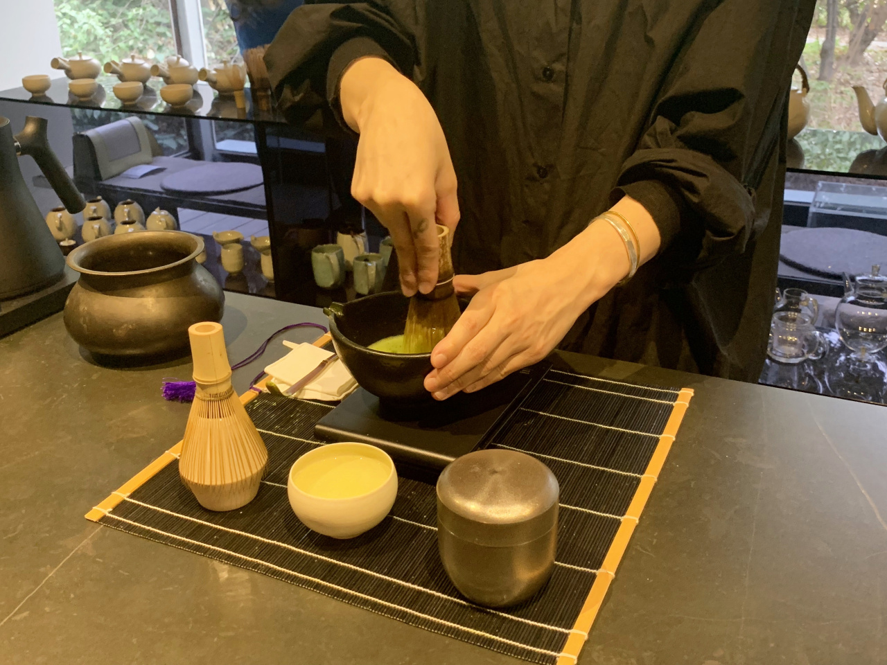 [Weekender] Tea ceremony that draws young sippers - The Korea Herald