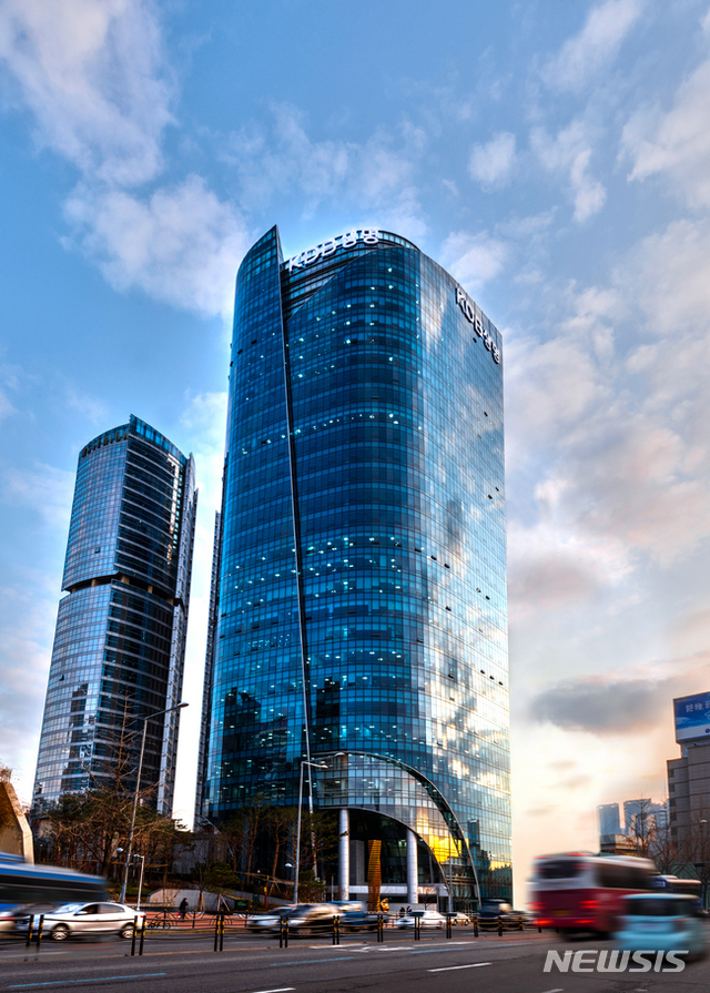 KDB in talks with local PEF to sell life insurer - THE INVESTOR