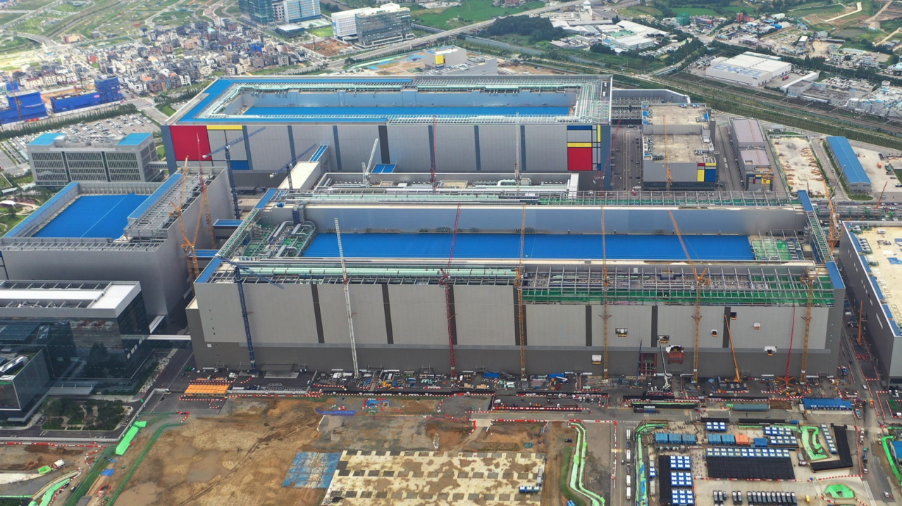 Samsung mass-produces most-advanced DRAM with EUV process - The Korea ...