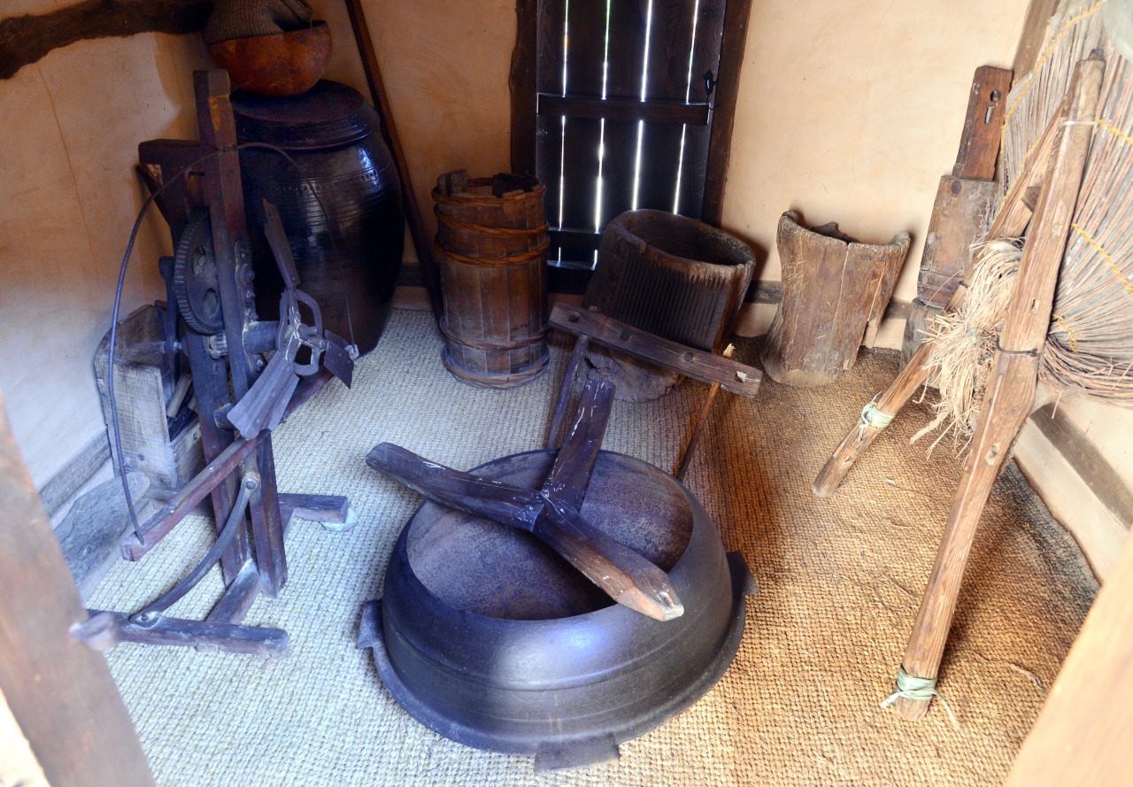 [Eye plus] A visit to Joseon-era cottage in chestnut village - The ...