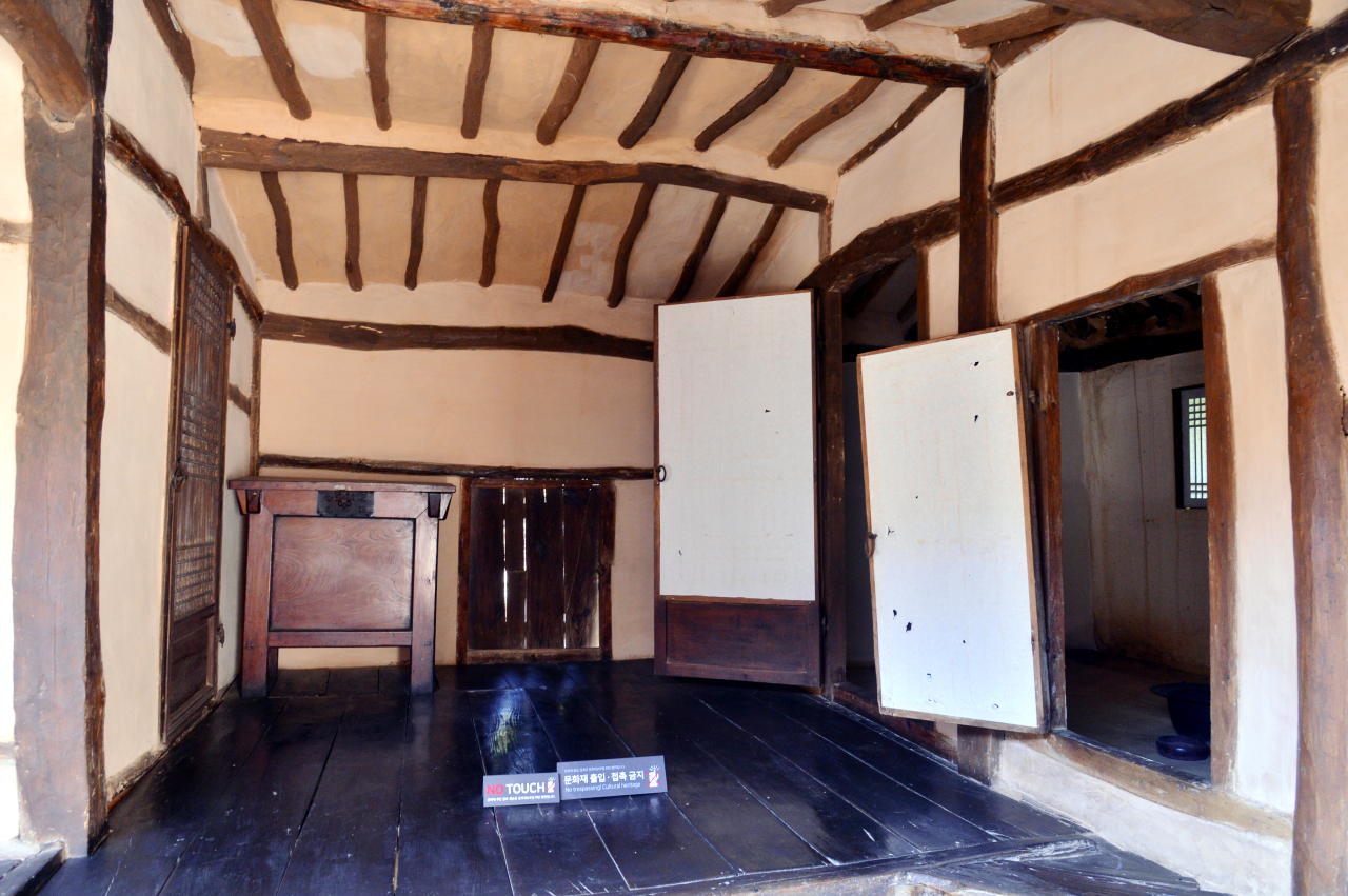 [Eye plus] A visit to Joseon-era cottage in chestnut village - The ...