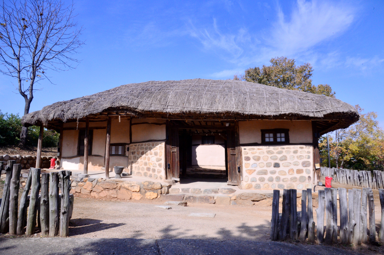 [Eye plus] A visit to Joseon-era cottage in chestnut village - The ...