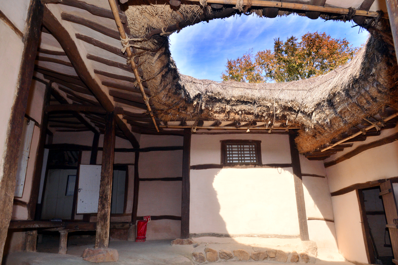 [Eye plus] A visit to Joseon-era cottage in chestnut village - The ...