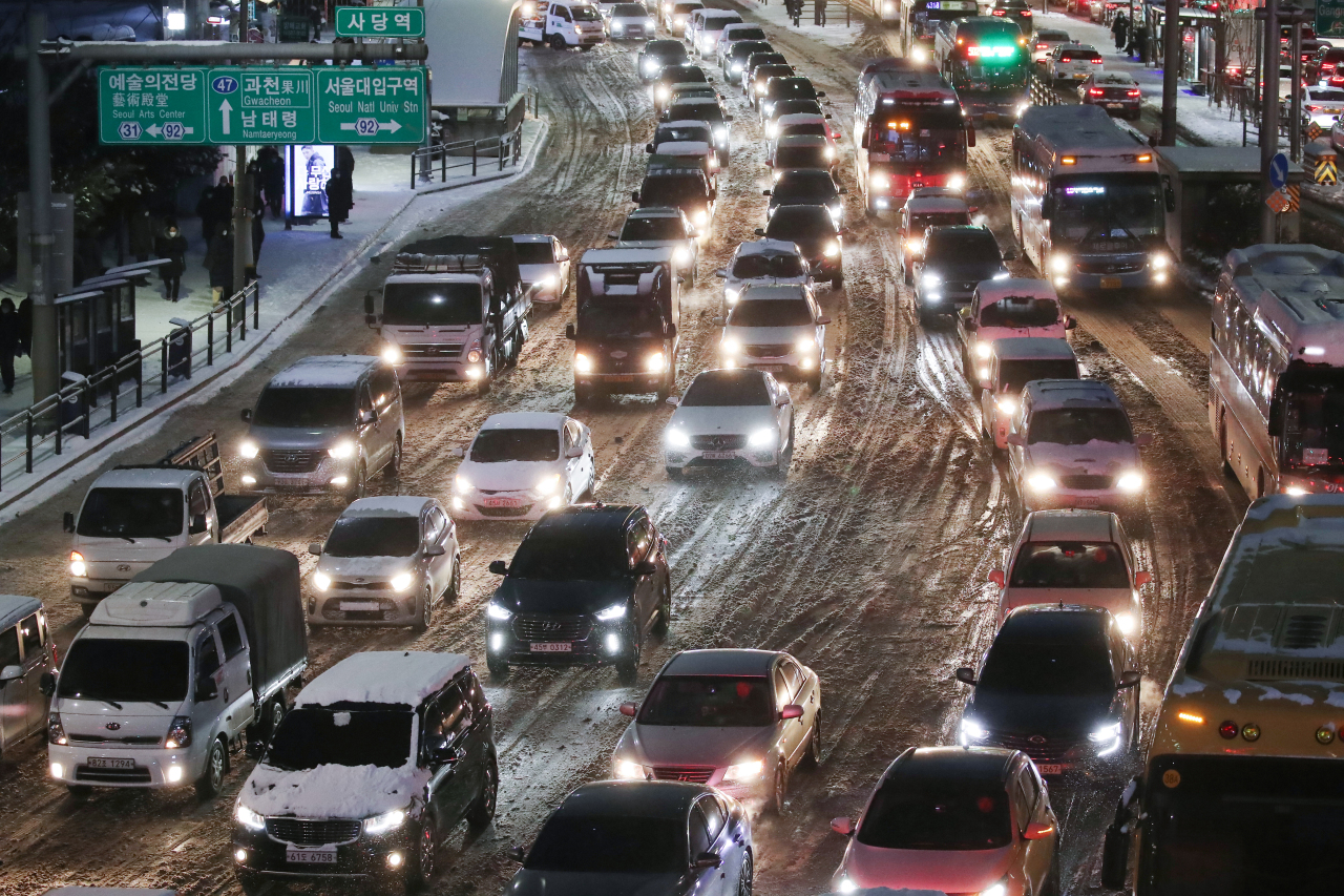 Cold wave, heavy snow disrupt morning traffic - The Korea Herald