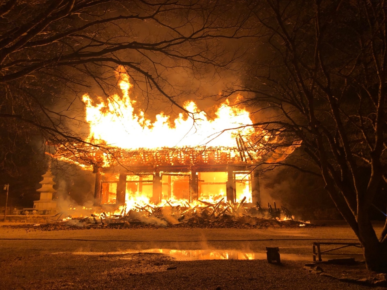 Fire engulfs old Buddhist temple in southwestern region - The Korea Herald