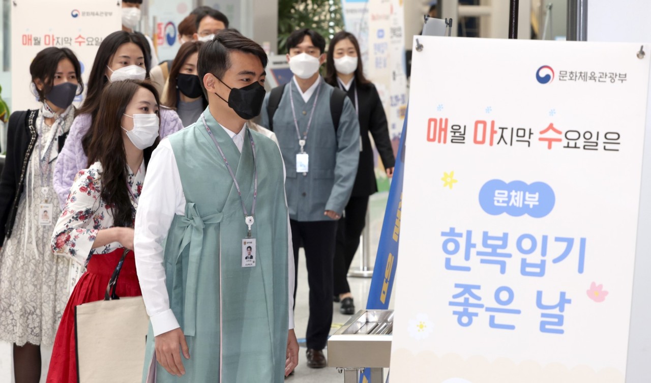 [Photo News] HANBOK AT WORK - The Korea Herald