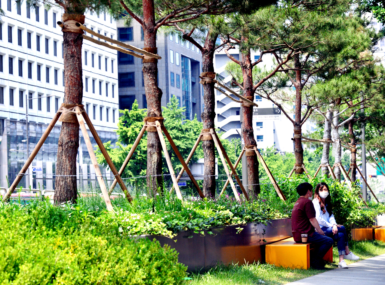 [Eye Plus] Sejong-daero splashed in green - The Korea Herald