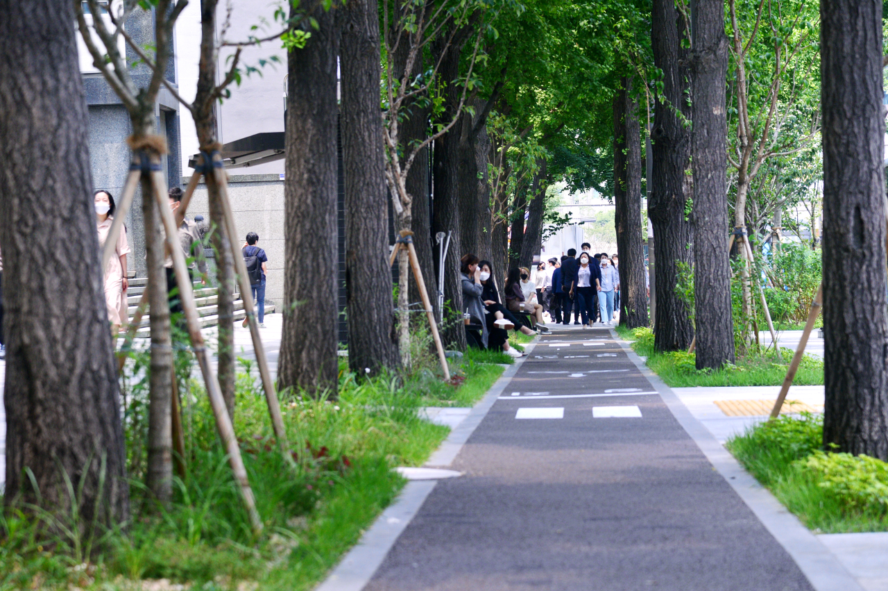 [Eye Plus] Sejong-daero splashed in green - The Korea Herald