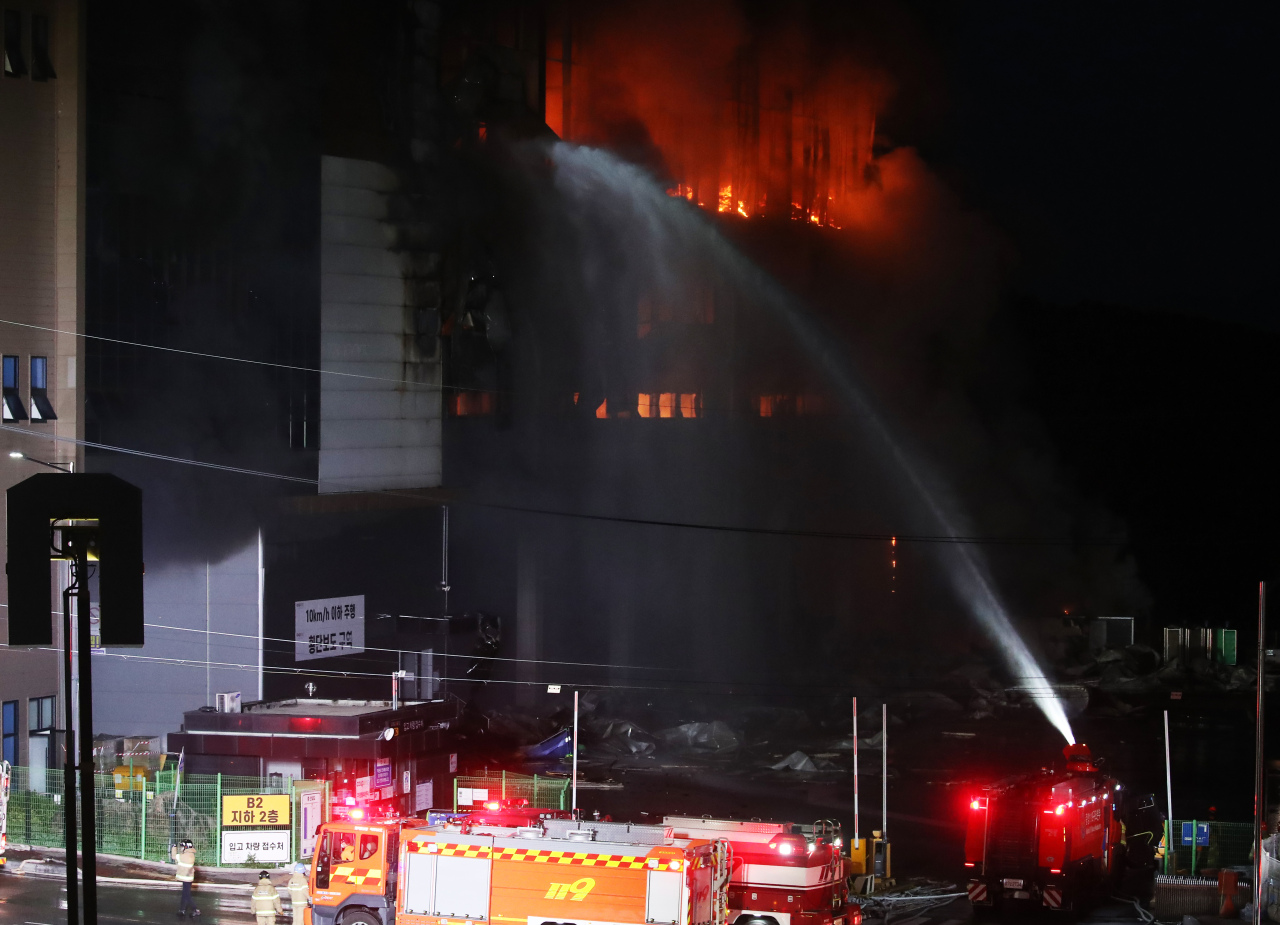 Fire at Coupang warehouse rages for over a day, 1 firefighter trapped ...