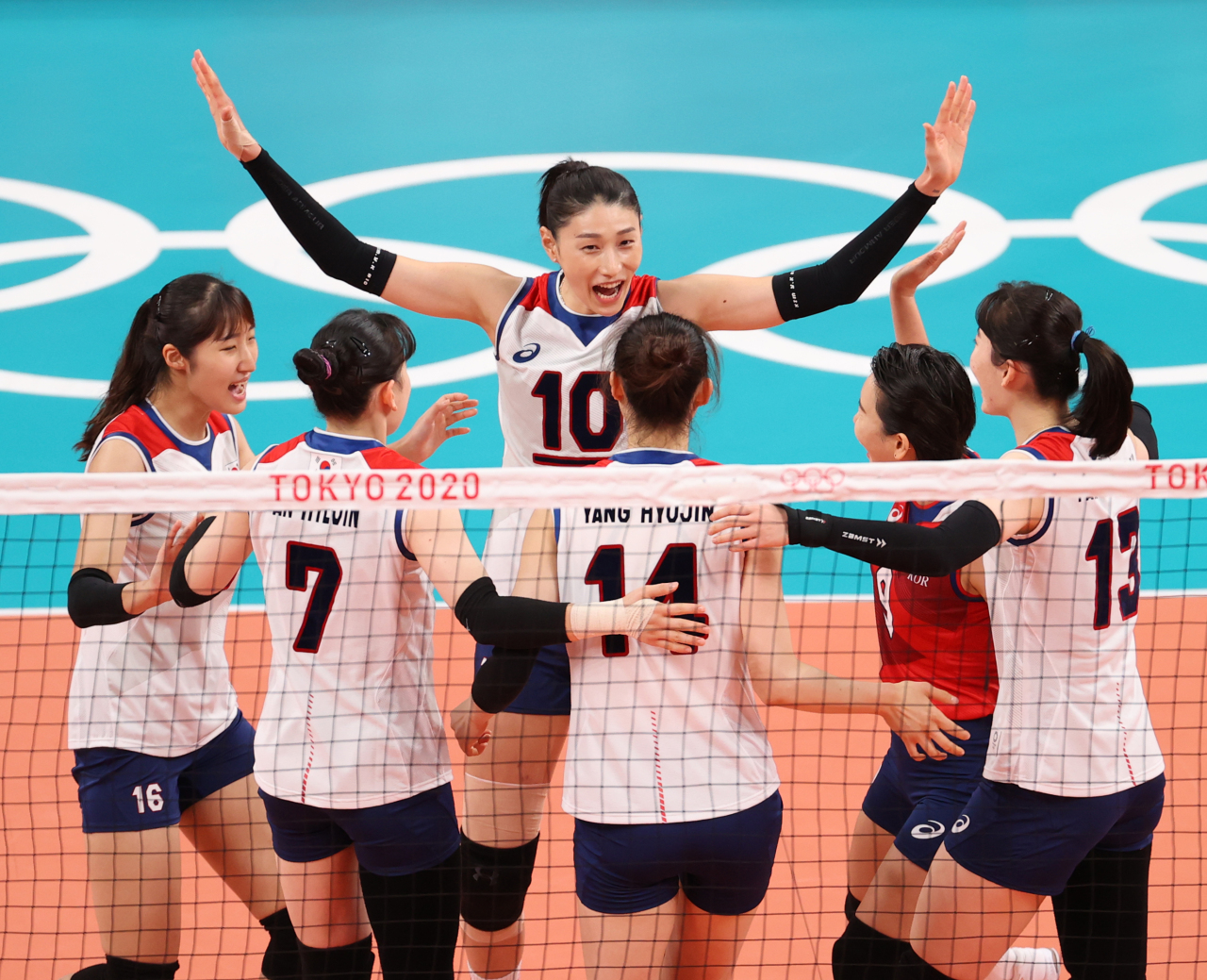 Newsmaker Tokyo Olympics Moon applauds women s volleyball team for touching Olympic match The Korea Herald