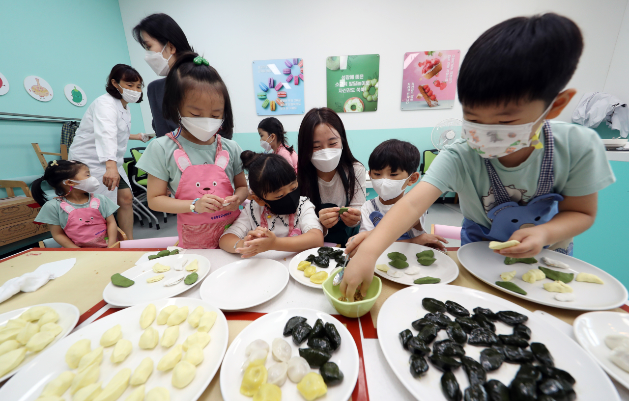 [Photo News] Children make ‘songpyeon’ for Chuseok - The Korea Herald