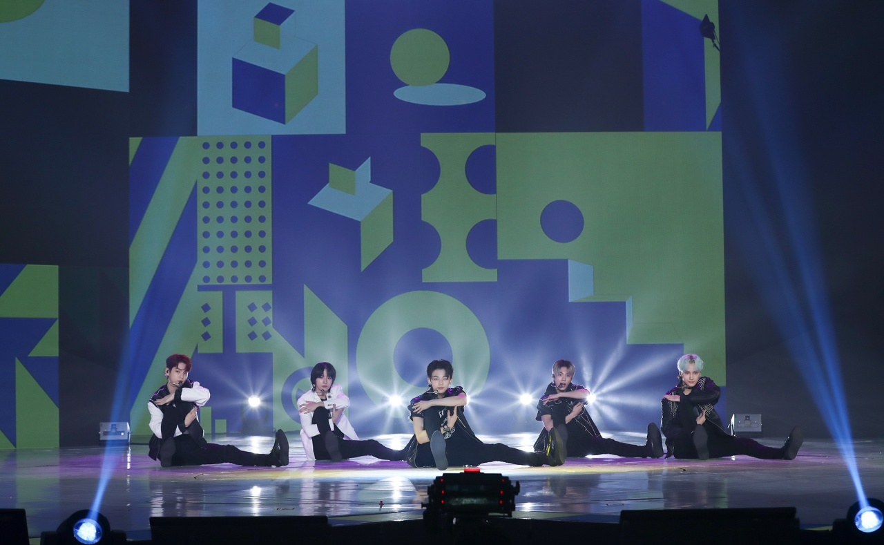 [Herald Review] TXT’s magical first concert, ‘Act: Boy’ - The Korea Herald