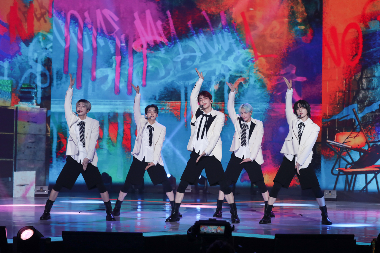 [Herald Review] TXT’s magical first concert, ‘Act: Boy’ - The Korea Herald