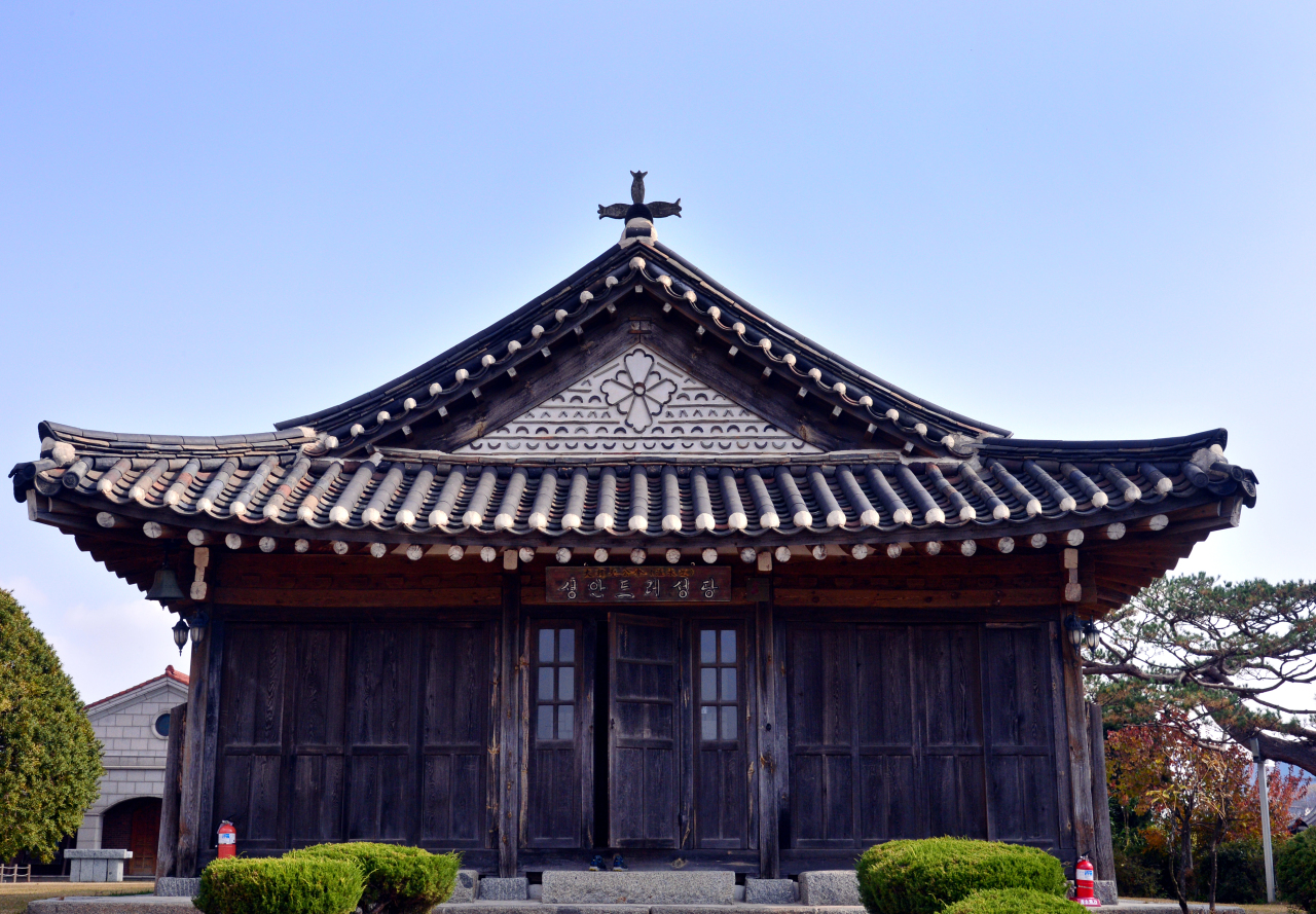 [Eye Plus] Tracing the history of Korea’s Anglican Church in island ...