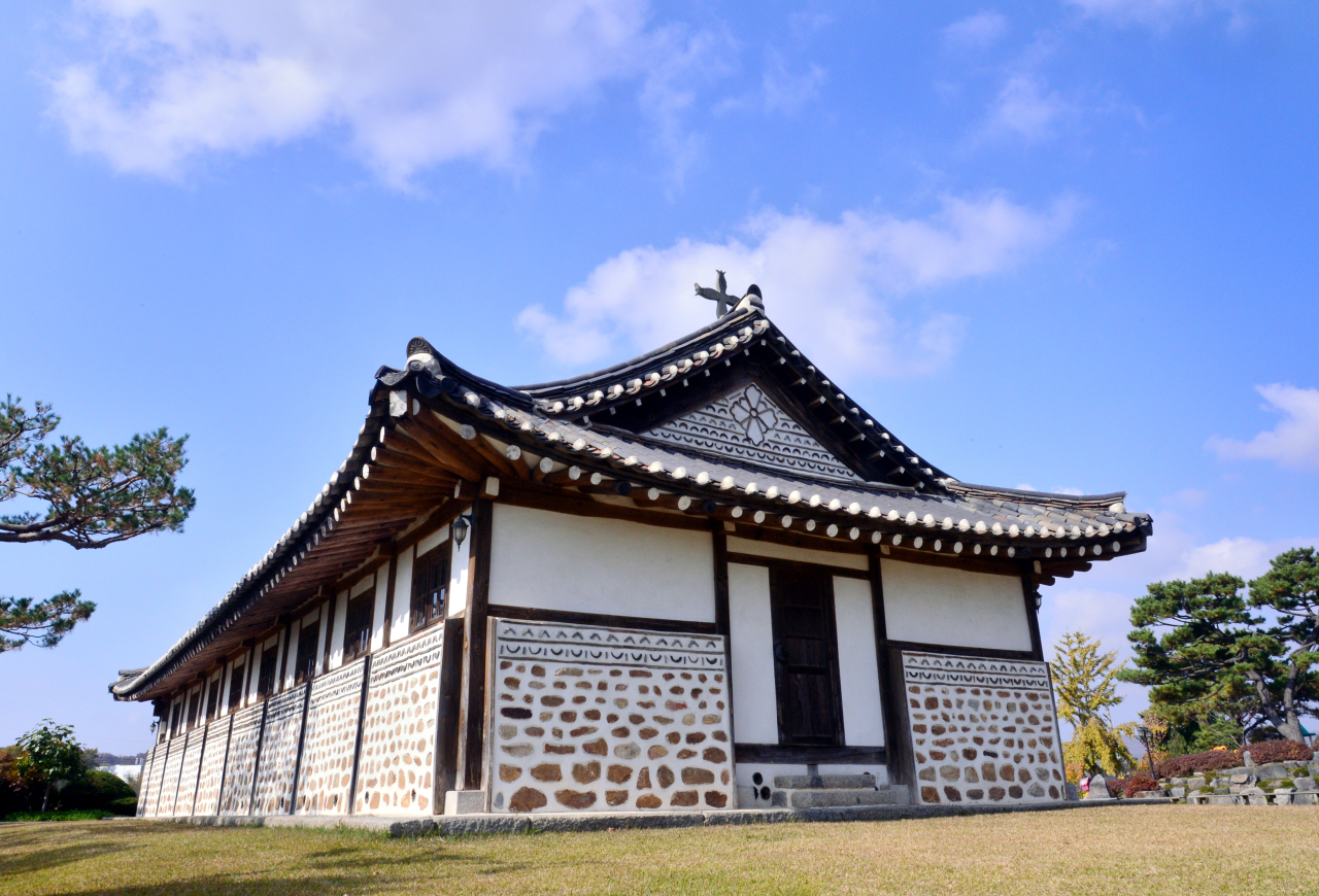 [Eye Plus] Tracing the history of Korea’s Anglican Church in island ...