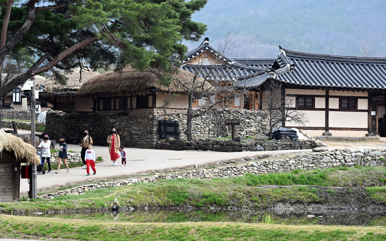[EYE PLUS] A stroll through Oeam Folk Village - The Korea Herald