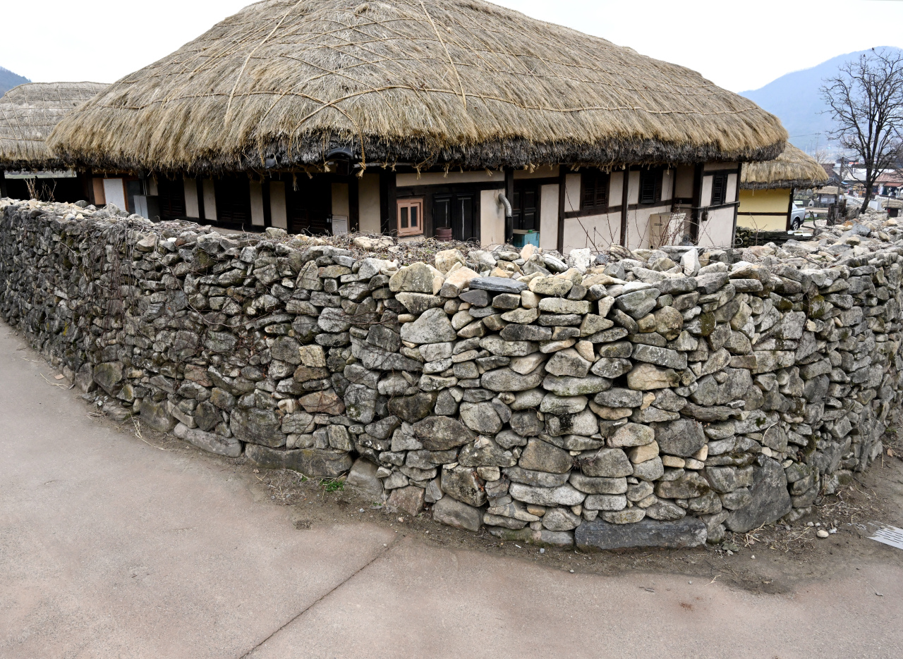 [EYE PLUS] A stroll through Oeam Folk Village - The Korea Herald