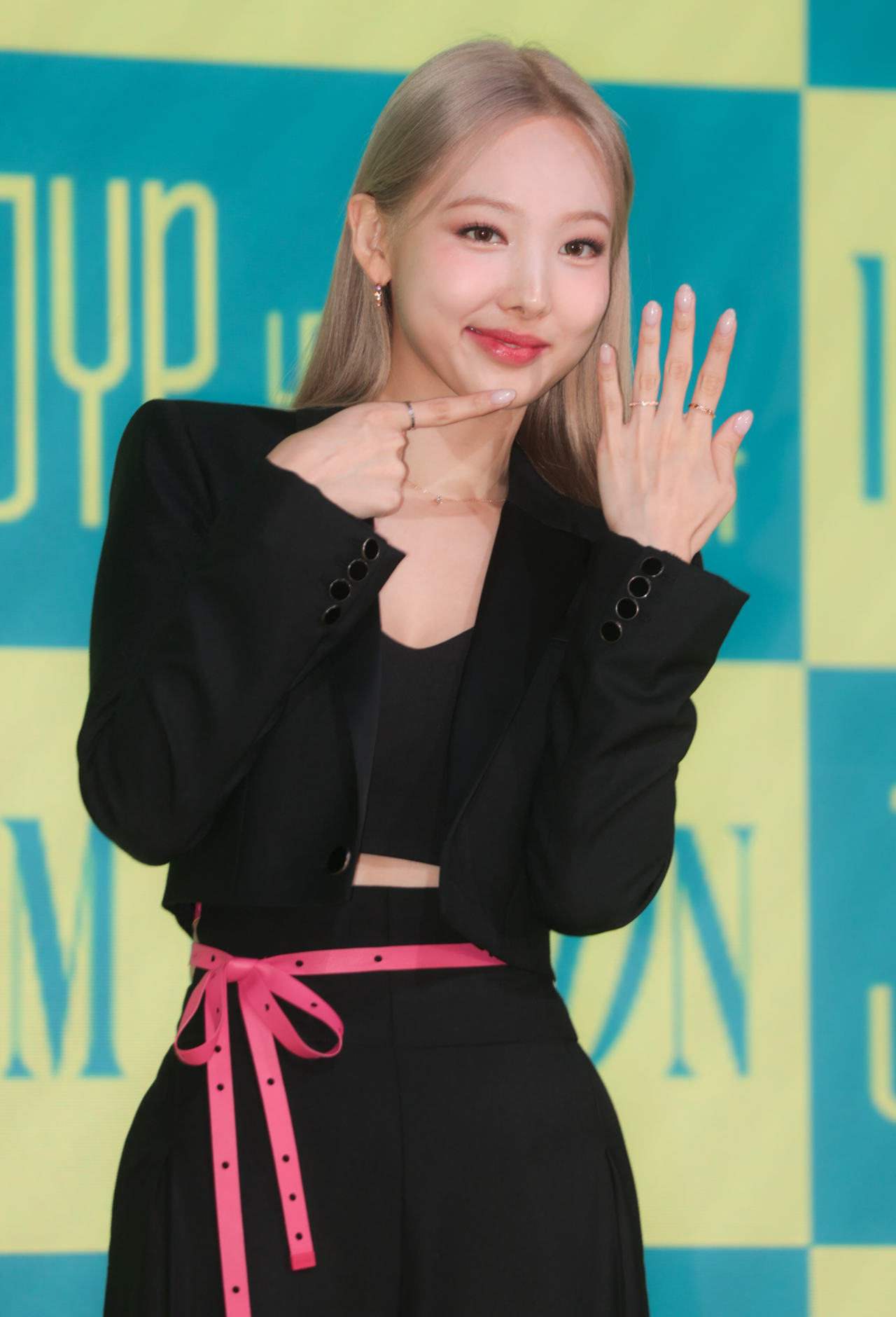 Nayeon debuts at No. 7 on Billboard 200, becoming highest-charting K ...