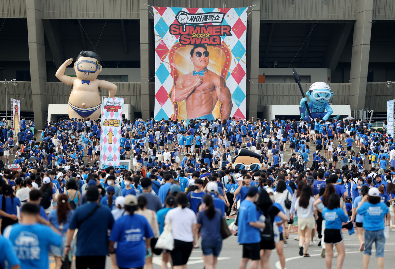 [Herald Review] 33,000 fans join Psy for summer night rave - The Korea ...