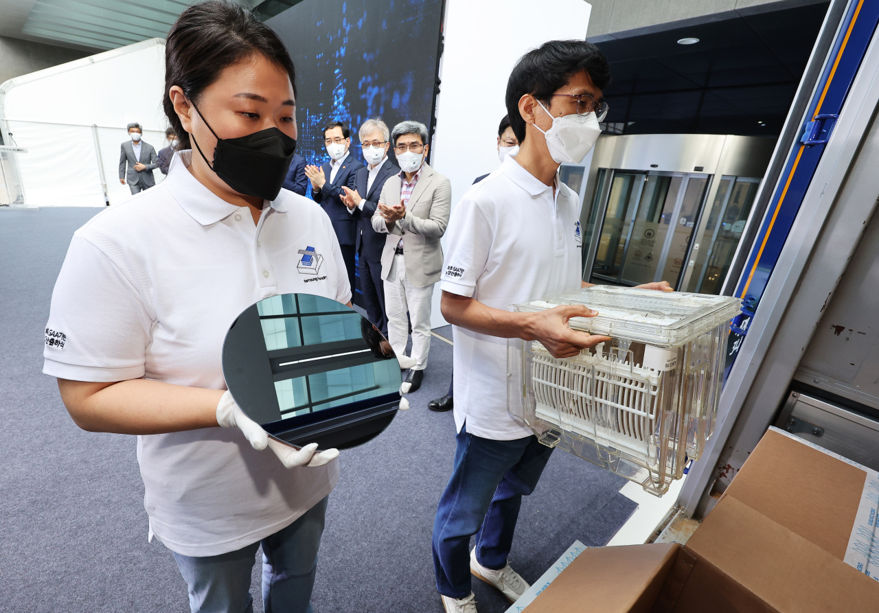Samsung starts shipping world’s first 3nm chips - The Korea Herald