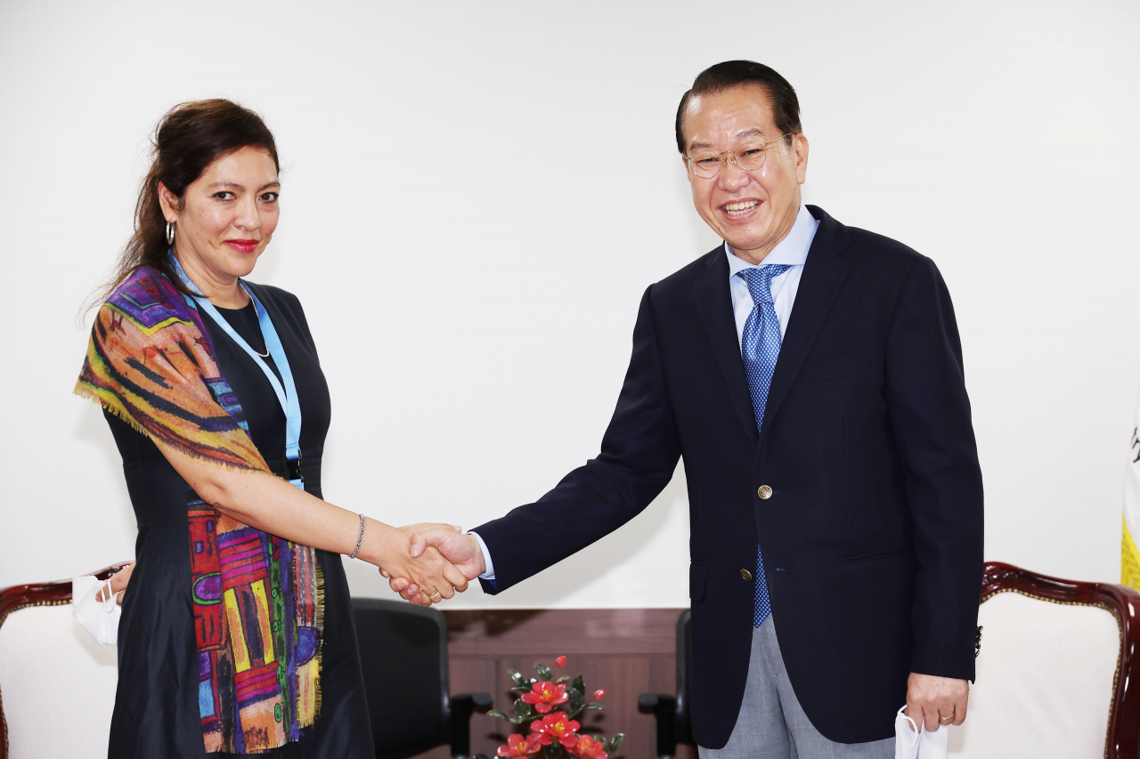 Unification minister discusses N.Korea human rights with U.N ...