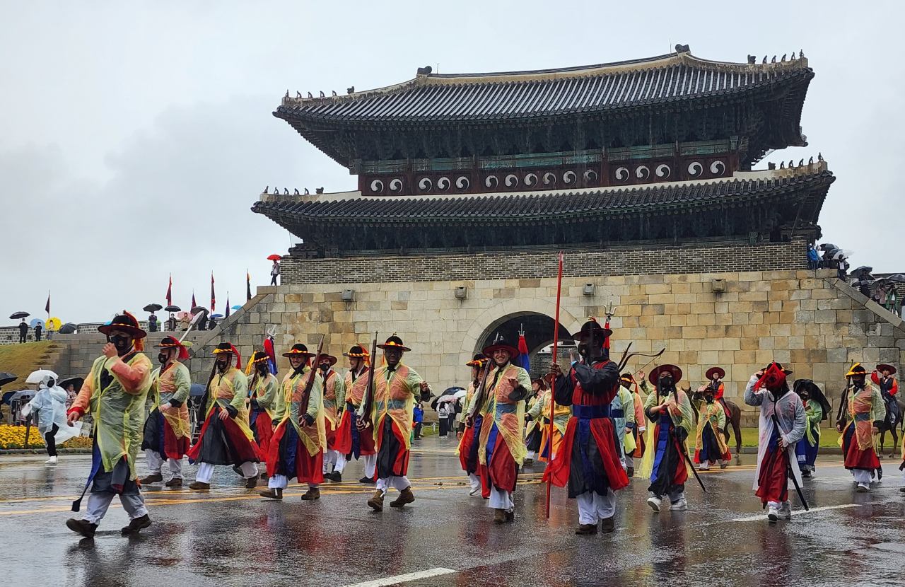 King Jeongjo‘s Royal Parade makes journey to Suwon - The Korea Herald