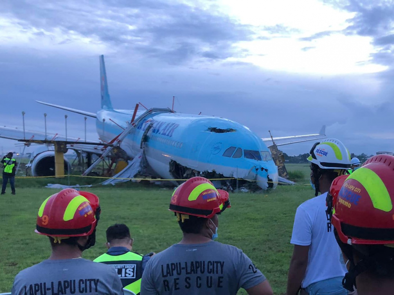 Korean Air plane with 162 passengers overruns runway at Cebu Airport - THE INVESTOR