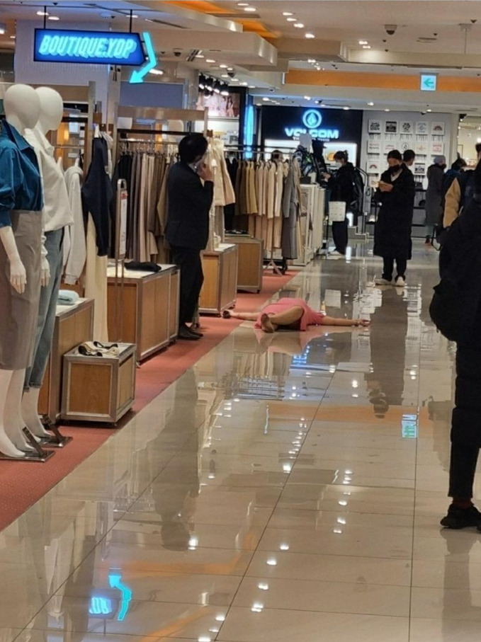 Barefoot woman's department store tantrum causes stir - The Korea Herald