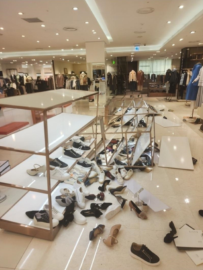 Barefoot woman's department store tantrum causes stir - The Korea Herald